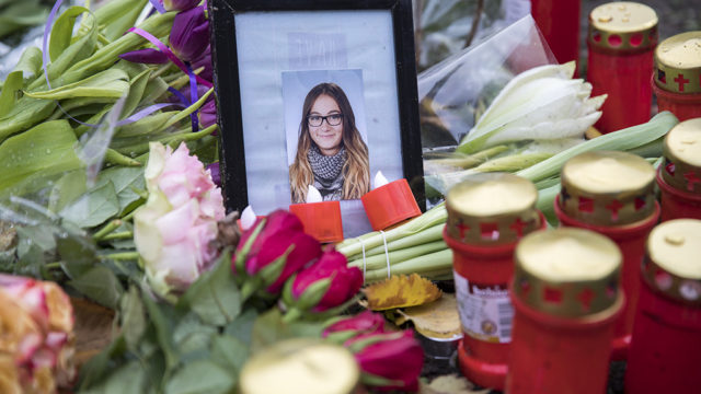 Veel bloemen, kaarsjes en beertjes voor overleden Merlena – RTV Seaport