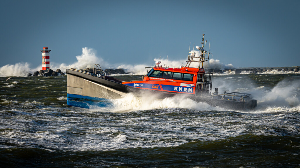 IJmuiden – reddingboot en klasse NH1816 – fotograaf Martijn Bustin ...